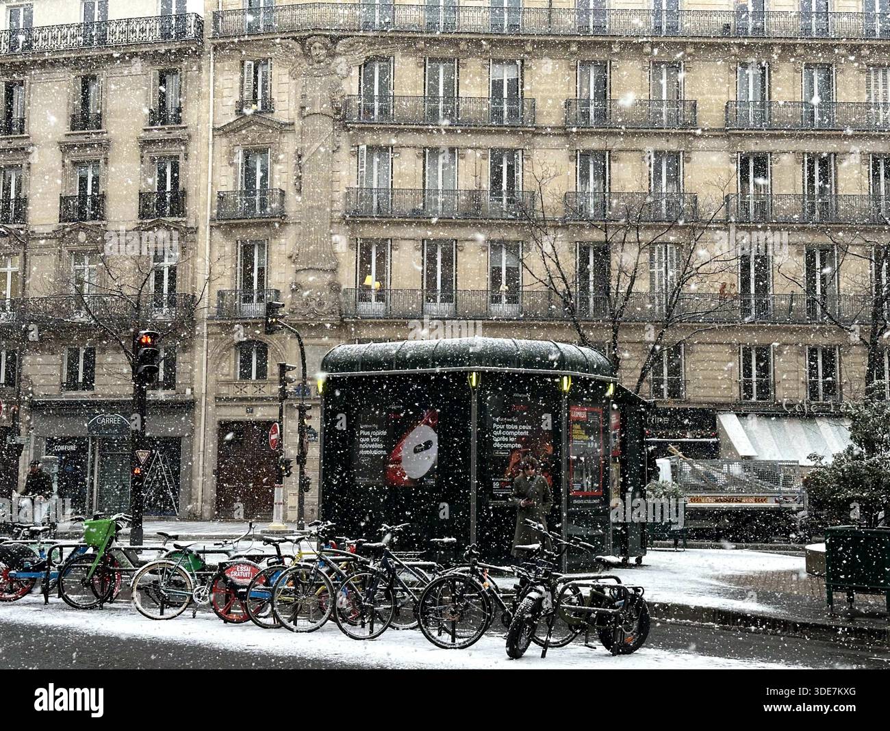 Heavy snowfall paris has experienced its first large scale snowfall hi ...