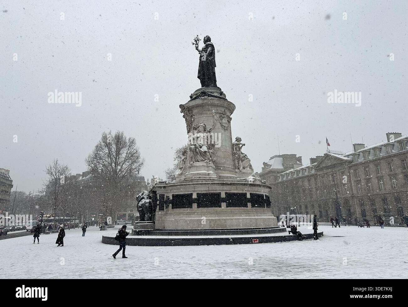 Heavy snowfall paris has experienced its first large scale snowfall hi ...