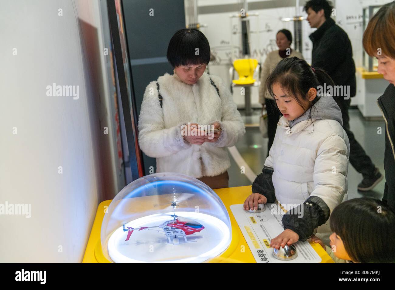 Children accompanied by parents visit the science museum in Jinhua City ...