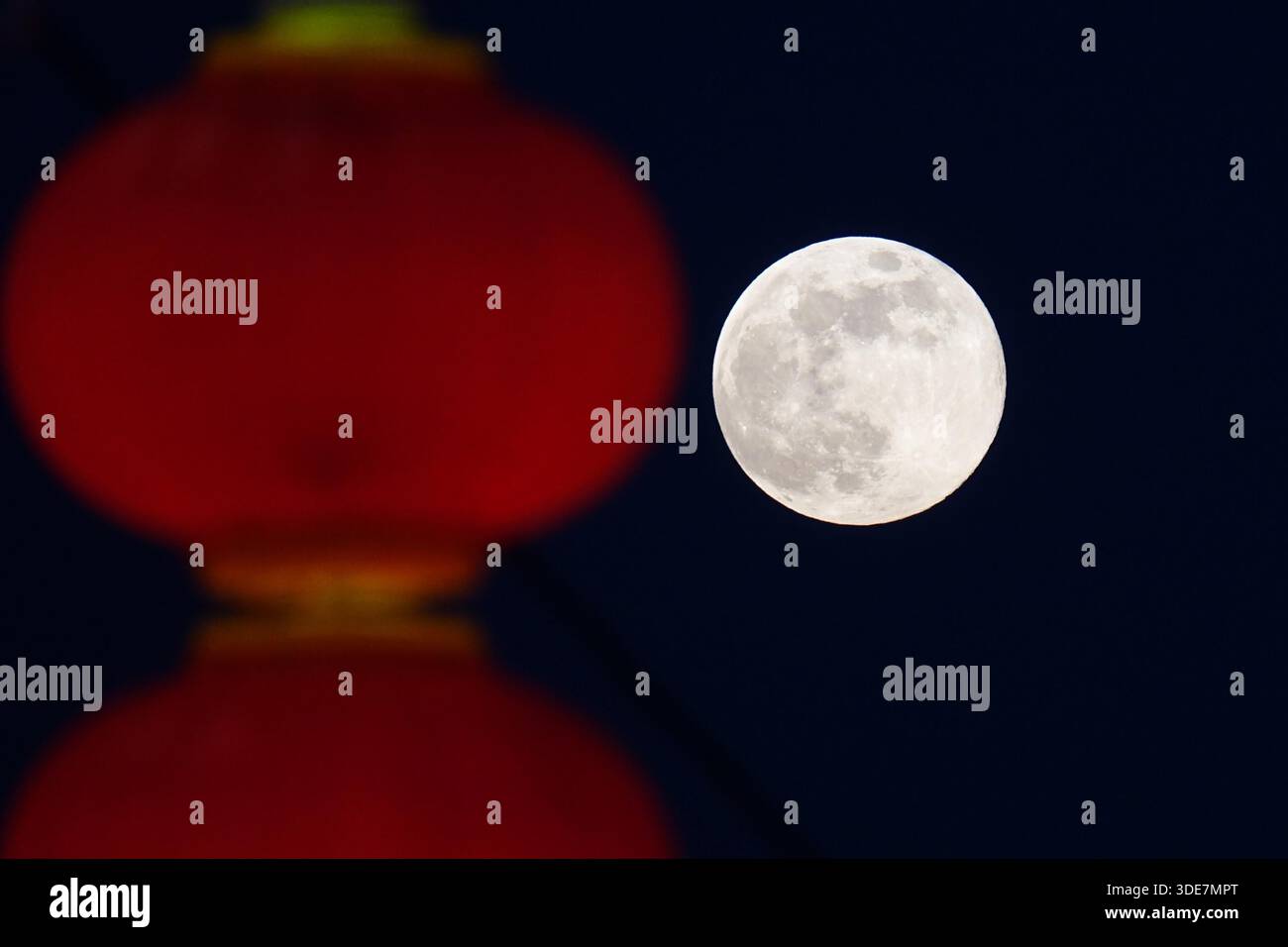 The first super moon of 2026 appears in the night sky in Dalian City ...