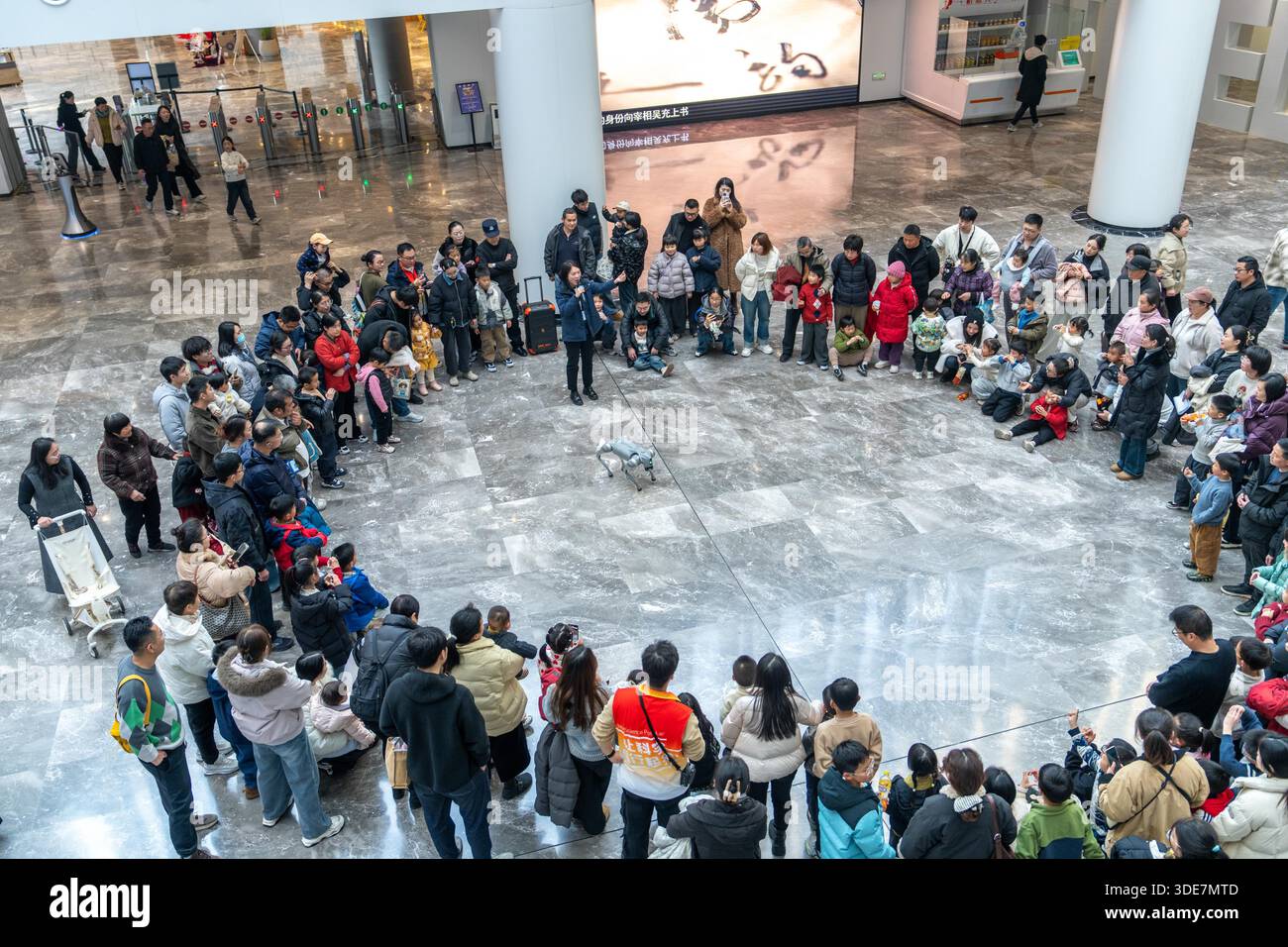 Children accompanied by parents visit the science museum in Jinhua City ...