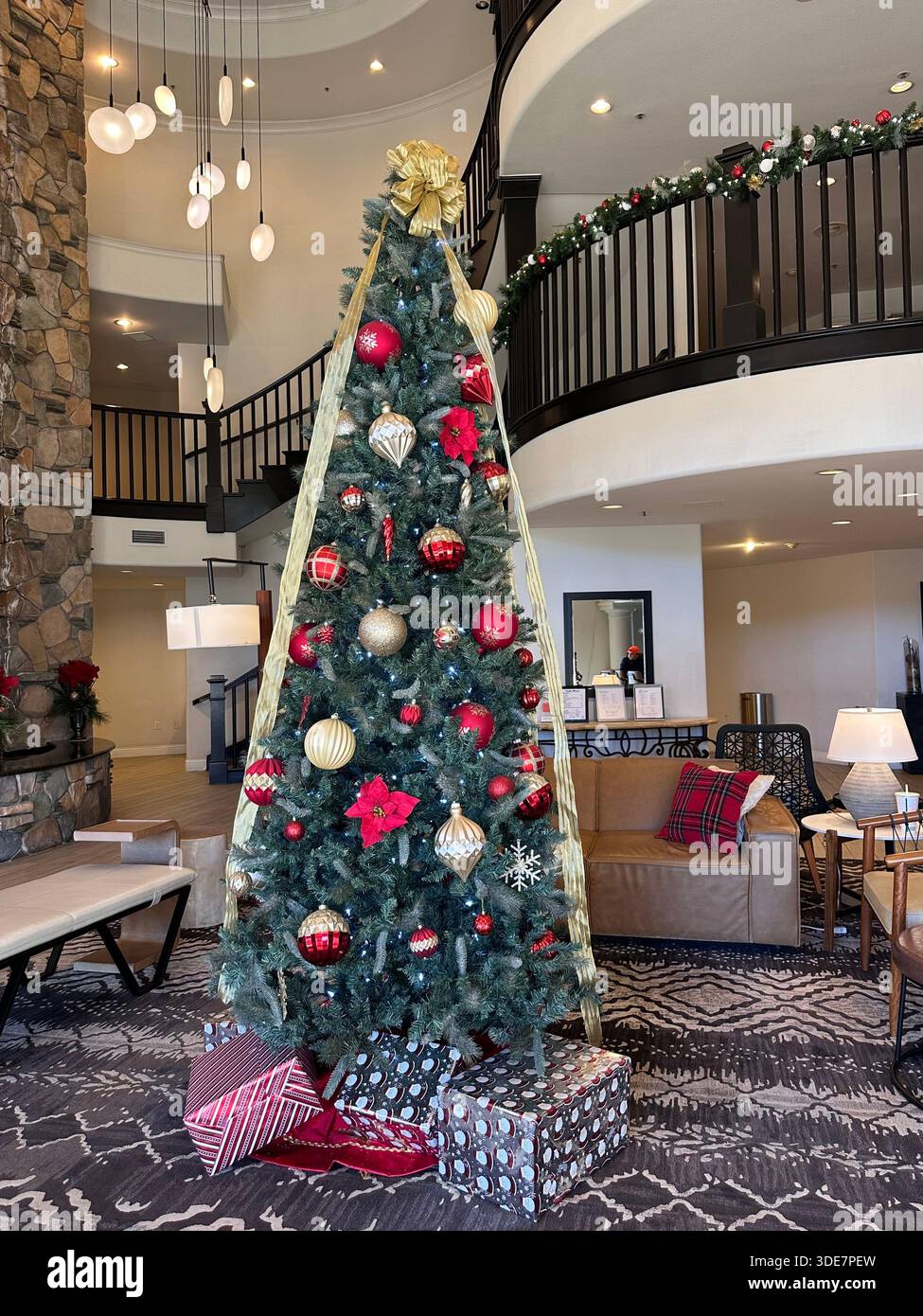 Lobby christmas tree hi-res stock photography and images - Alamy