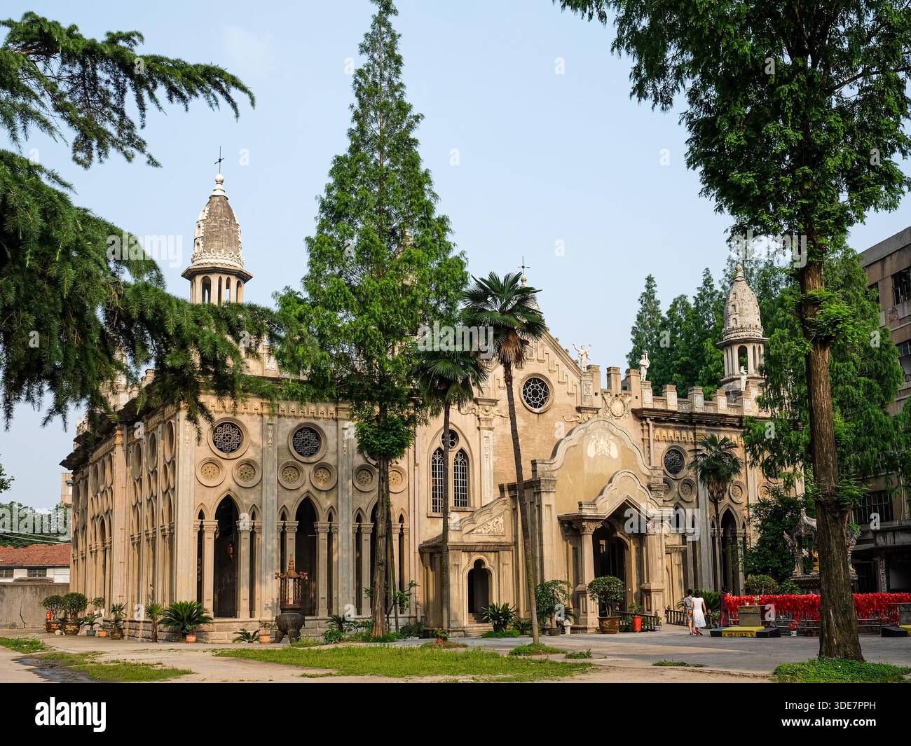 WUHAN, CHINA - MAY 31, 2015: The main Yuantong Hall of Gude Temple, a ...