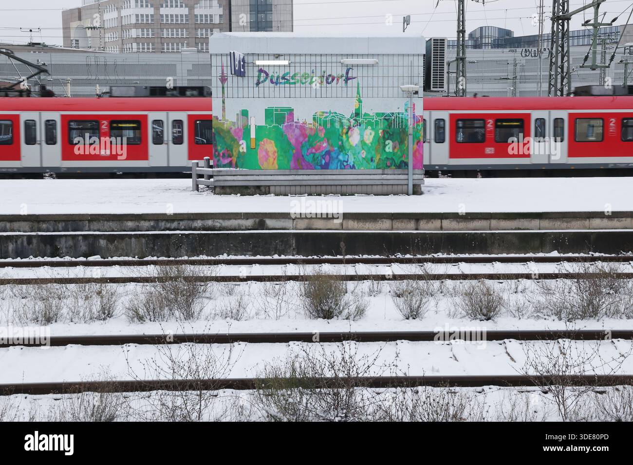 06 January 2026, North Rhine-Westphalia, Duesseldorf: A train arrives ...