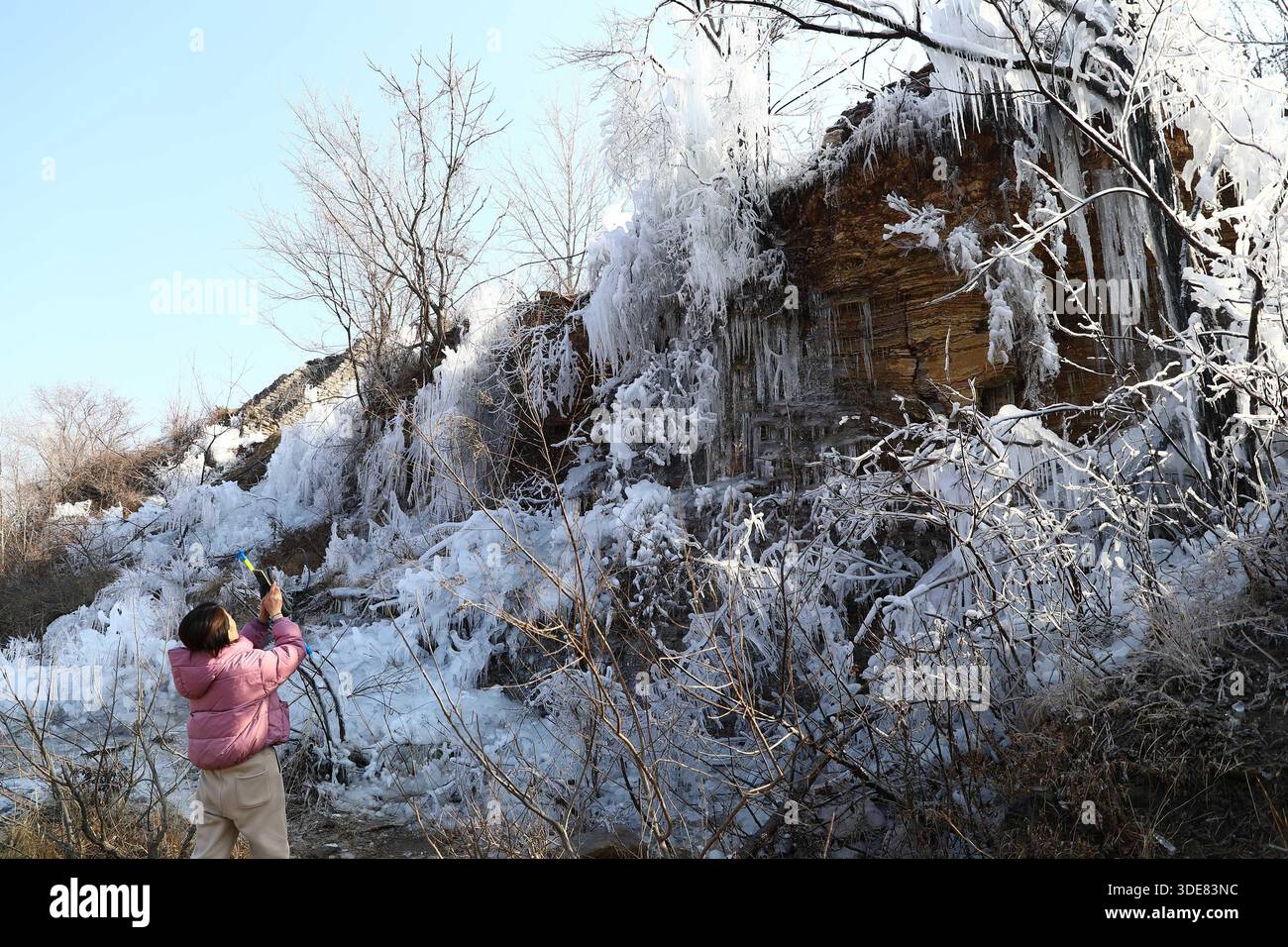 Icicle scenery attracts visitors in Zaozhuang City, east China's ...