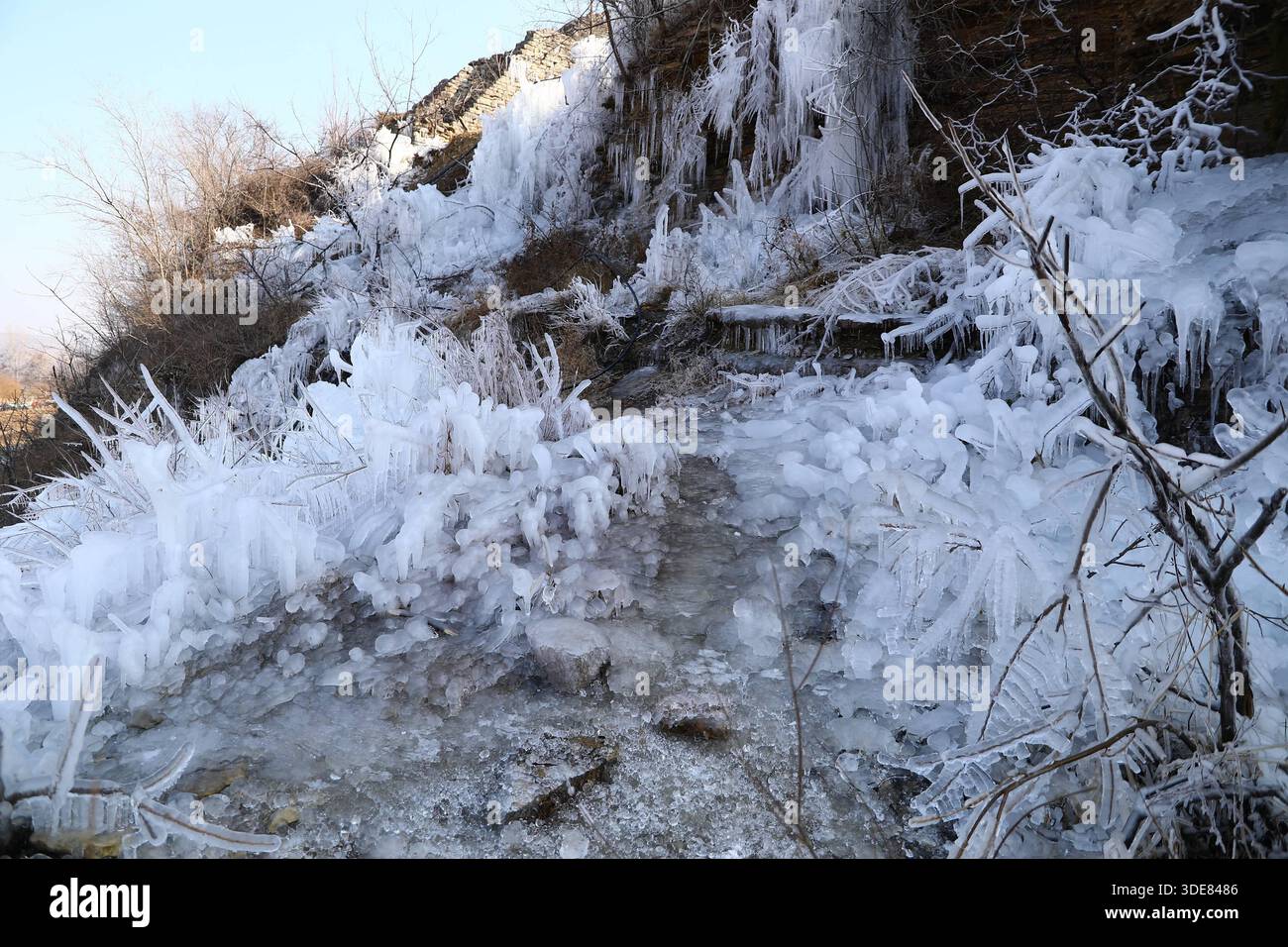 Icicle scenery attracts visitors in Zaozhuang City, east China's ...