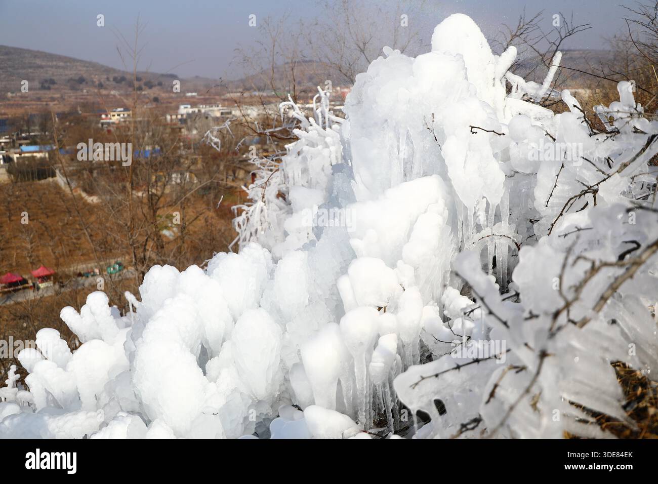 Icicle scenery attracts visitors in Zaozhuang City, east China's ...