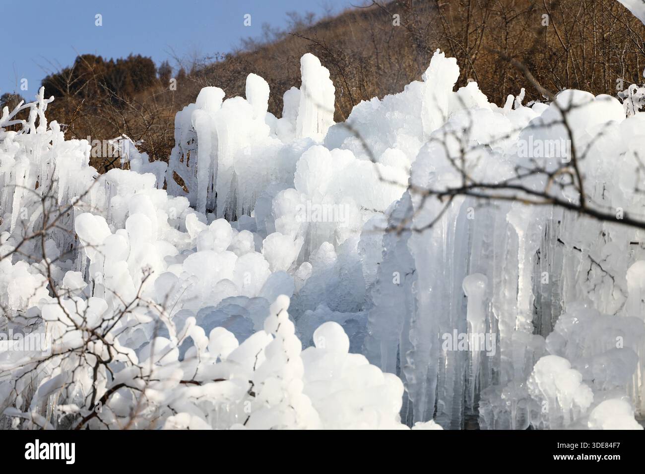 Icicle scenery attracts visitors in Zaozhuang City, east China's ...
