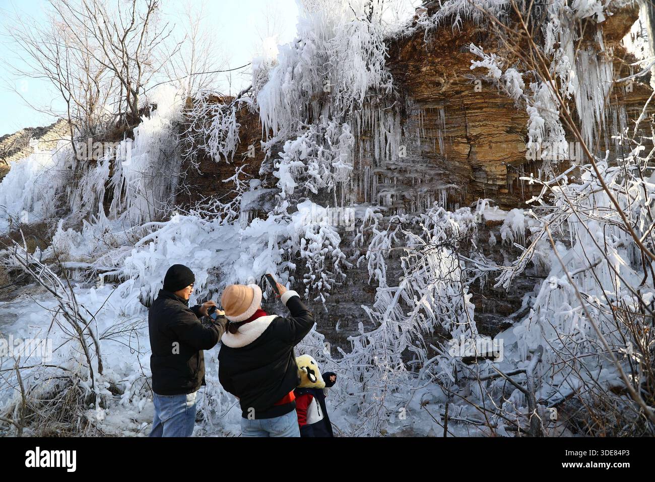 Icicle scenery attracts visitors in Zaozhuang City, east China's ...