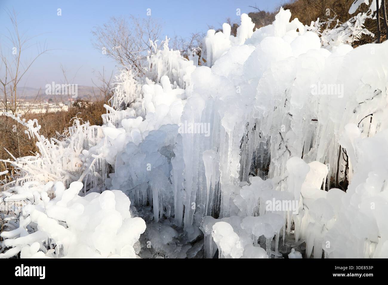 Icicle scenery attracts visitors in Zaozhuang City, east China's ...