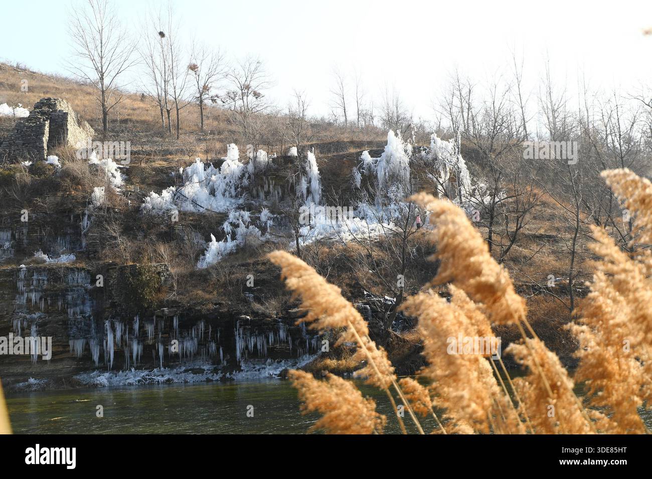 Icicle scenery attracts visitors in Zaozhuang City, east China's ...