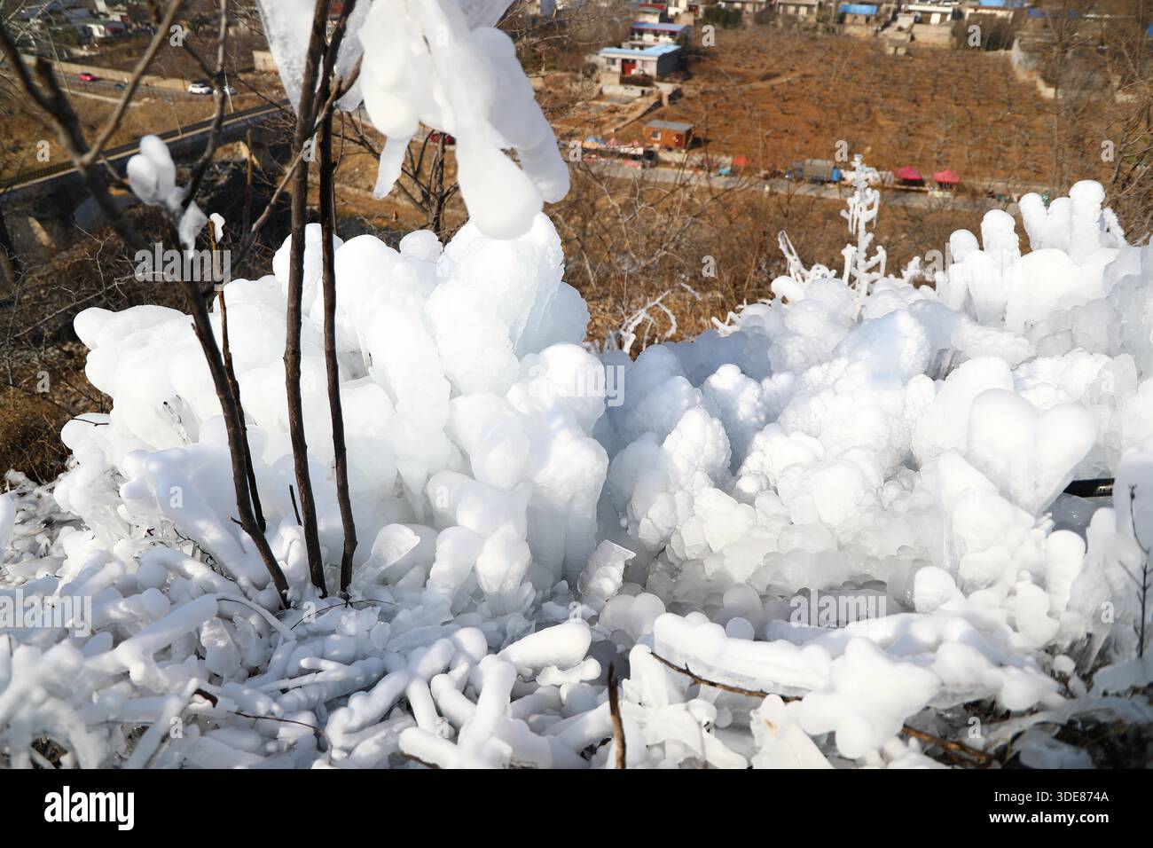Icicle scenery attracts visitors in Zaozhuang City, east China's ...