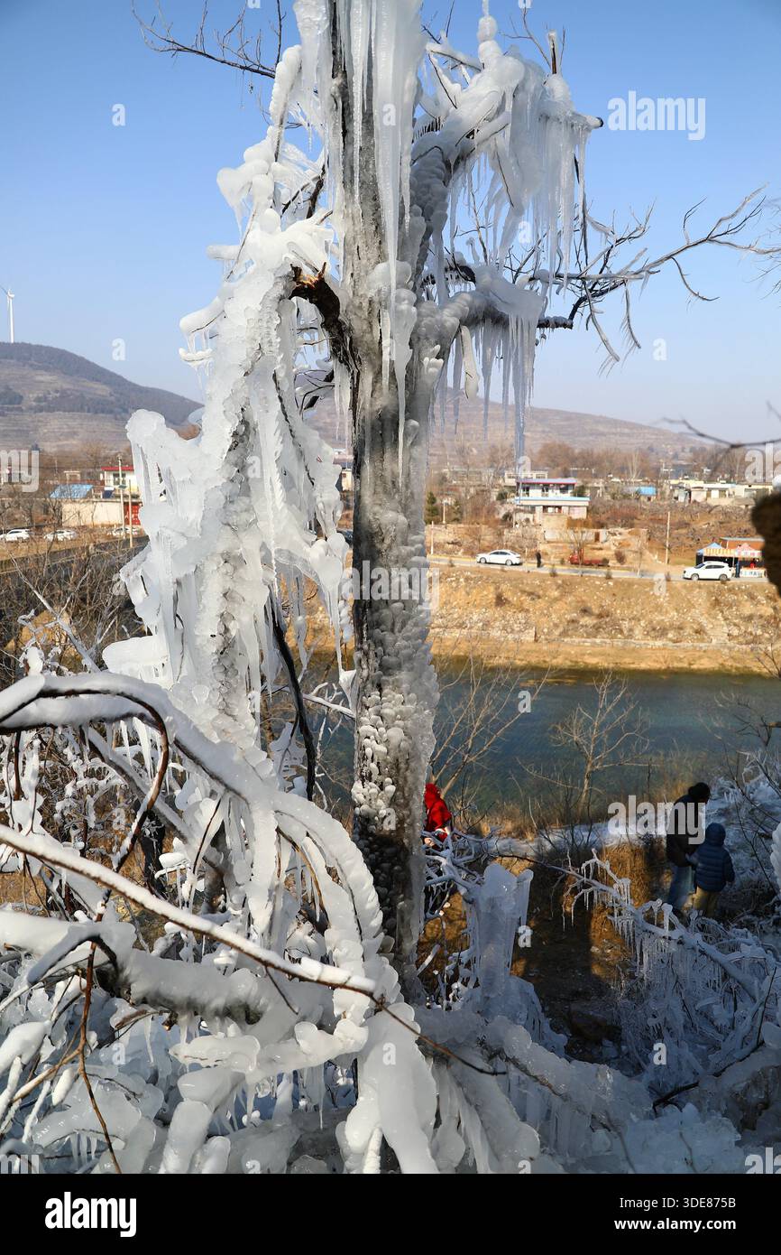 Icicle scenery attracts visitors in Zaozhuang City, east China's ...