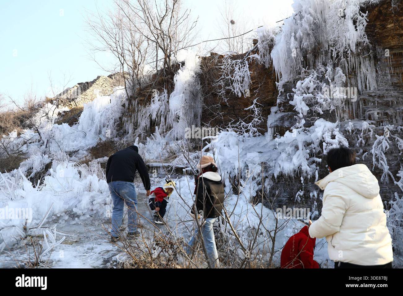 Icicle scenery attracts visitors in Zaozhuang City, east China's ...