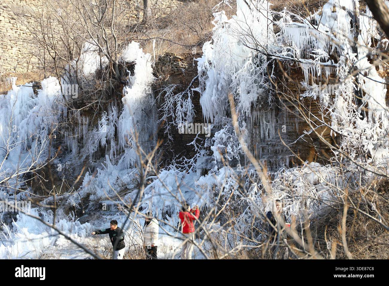 Icicle scenery attracts visitors in Zaozhuang City, east China's ...