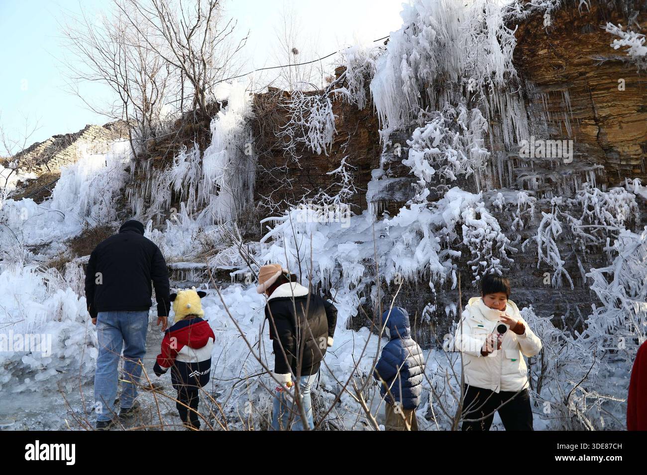 Icicle scenery attracts visitors in Zaozhuang City, east China's ...
