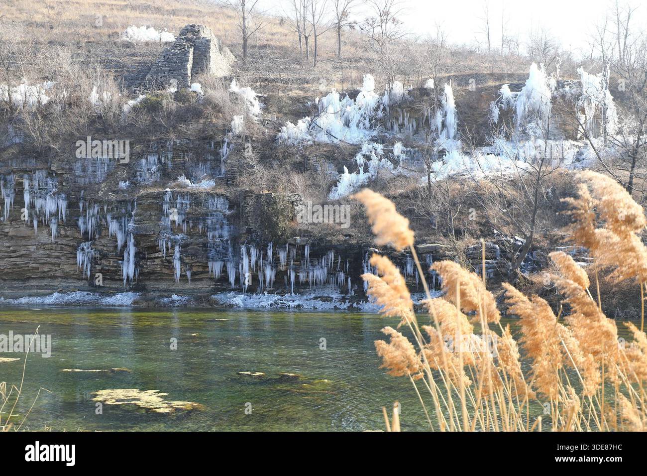 Icicle scenery attracts visitors in Zaozhuang City, east China's ...