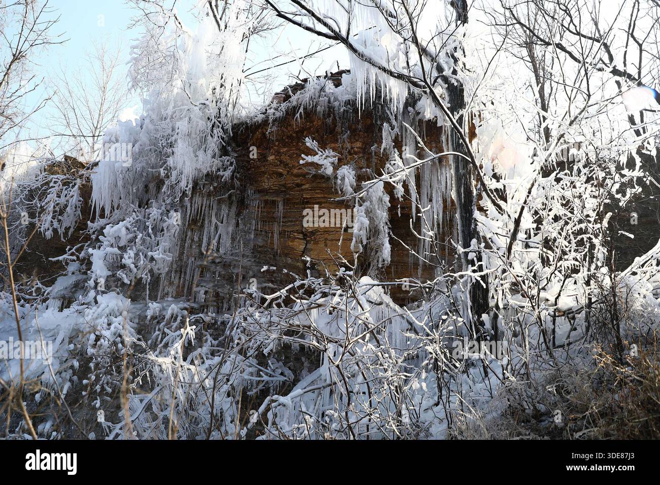 Icicle scenery attracts visitors in Zaozhuang City, east China's ...