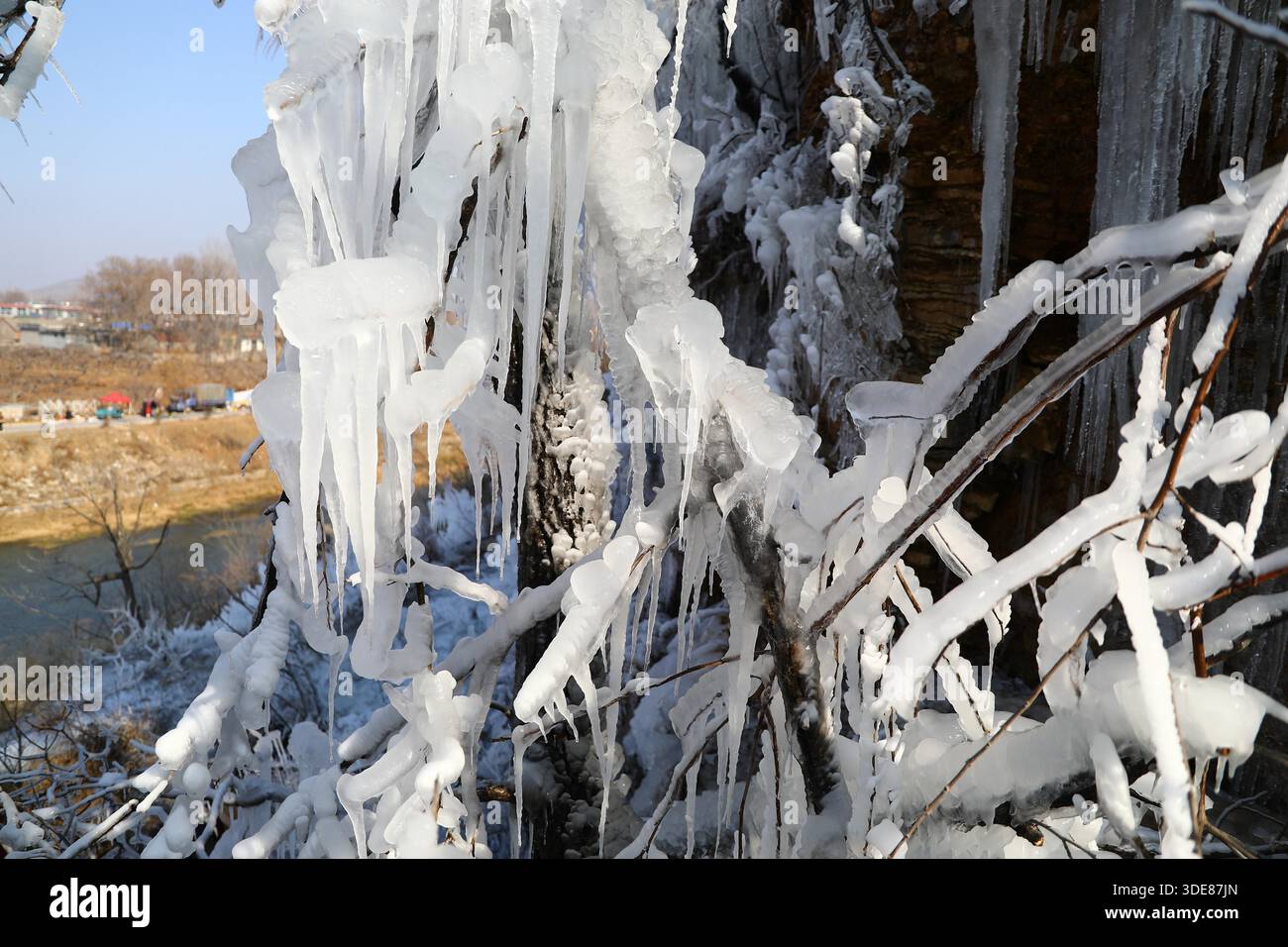 Icicle scenery attracts visitors in Zaozhuang City, east China's ...