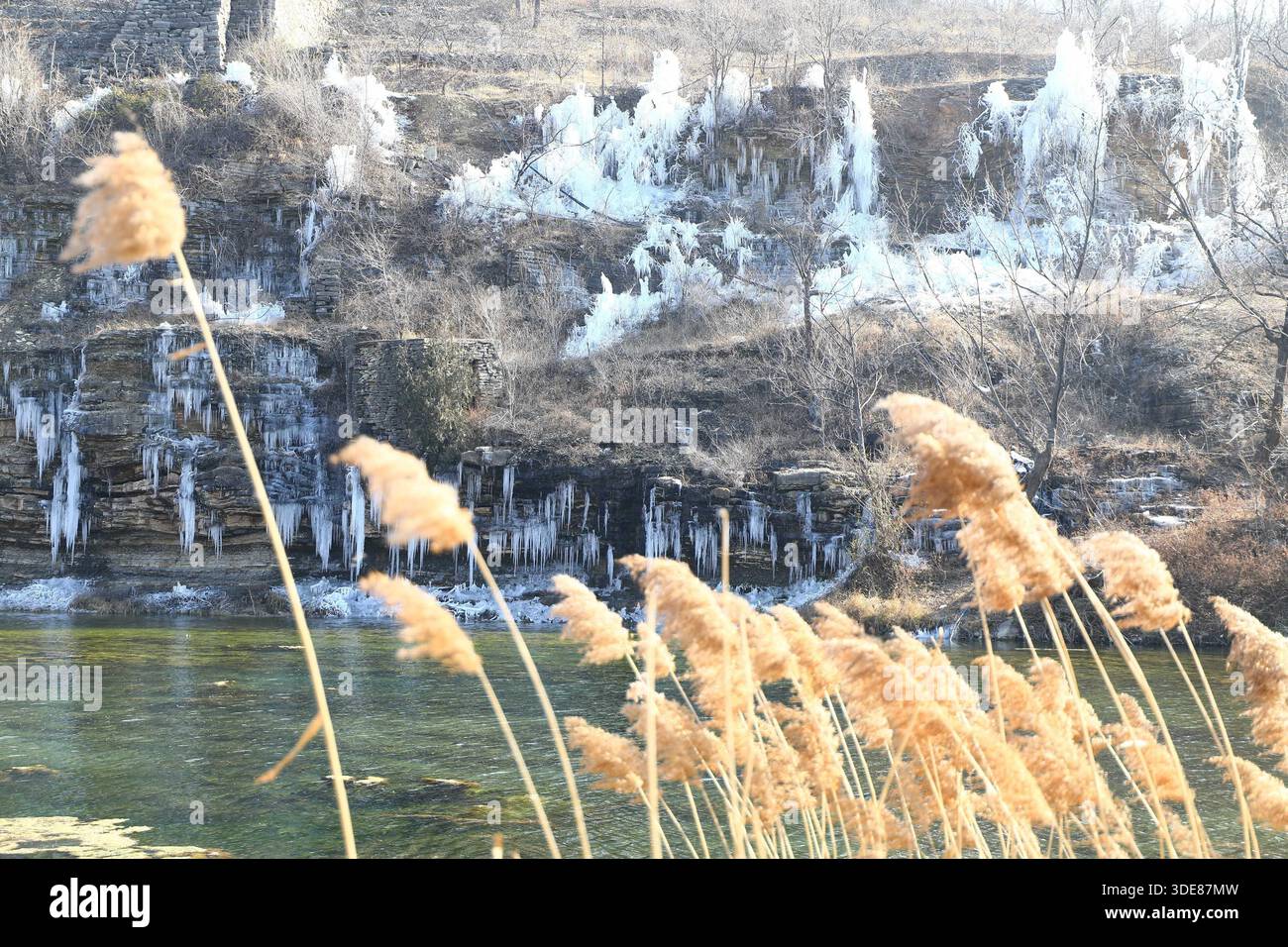 Icicle scenery attracts visitors in Zaozhuang City, east China's ...