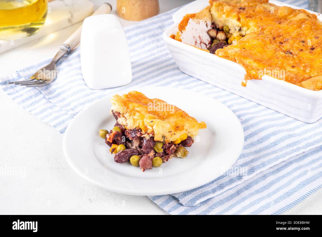 Vegan Sheppard Pie Recipe. Traditional English pie with mashed potatoes ...