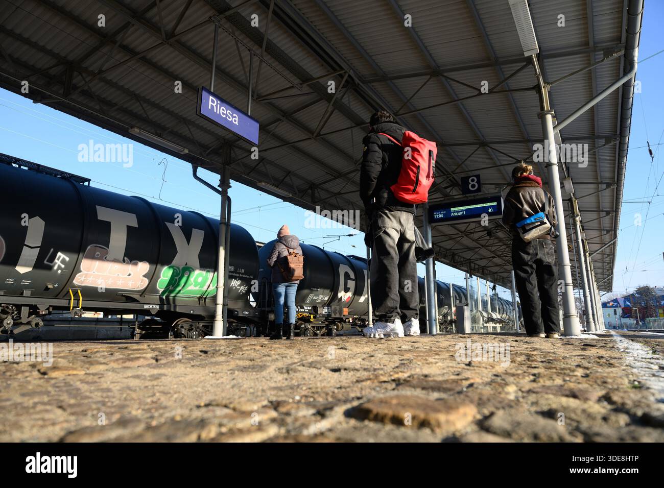 06 January 2026, Saxony, Riesa: Passengers stand on the platform at the ...