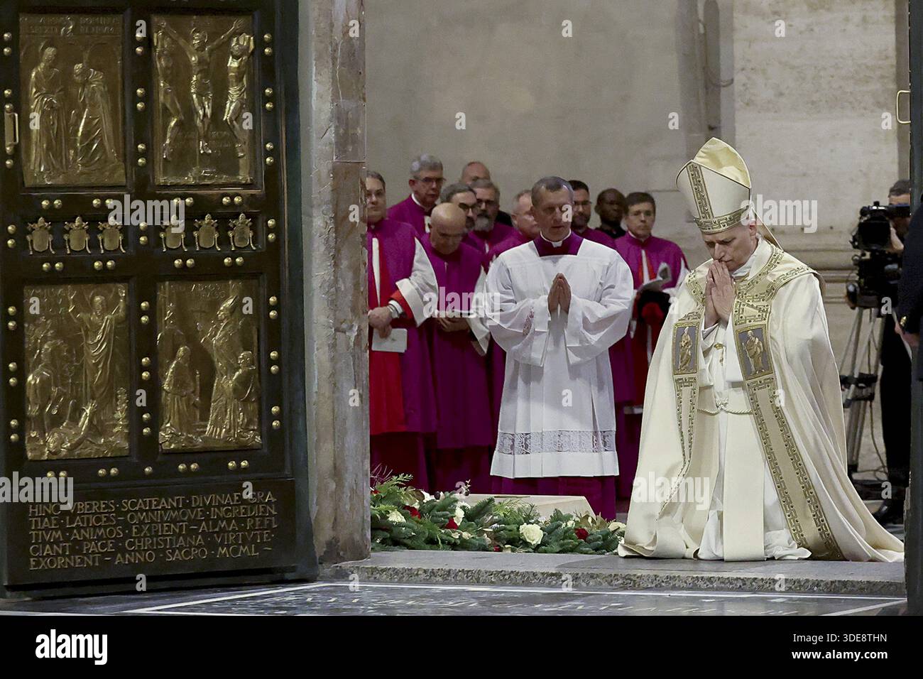 Rome Pope Leo XIV closes the Holy Door of St. Peter's Basilica at the ...