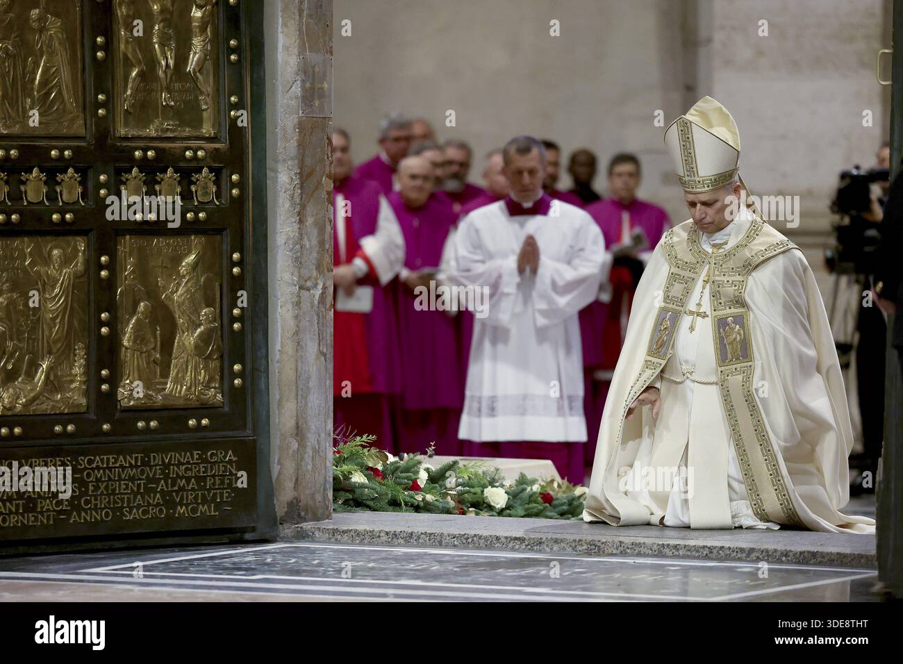 Rome Pope Leo XIV closes the Holy Door of St. Peter's Basilica at the ...