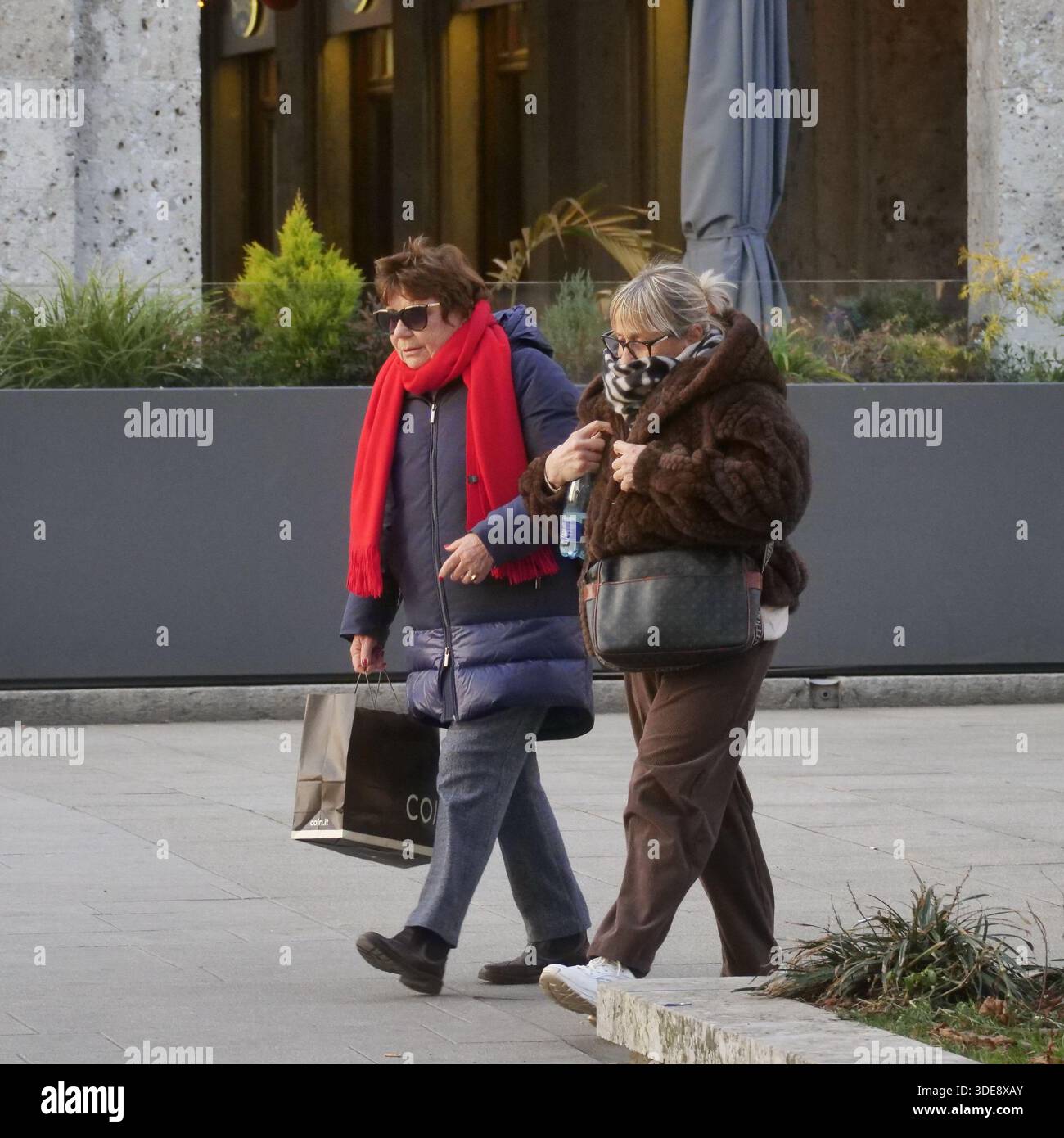 Furs, wool scarves, and coats to face the cold wave in northern Italy ...