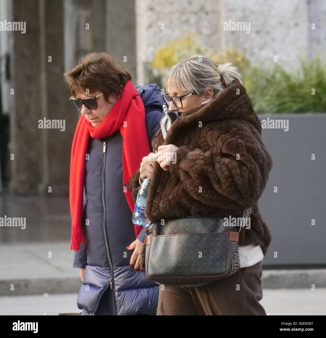 Furs, wool scarves, and coats to face the cold wave in northern Italy ...
