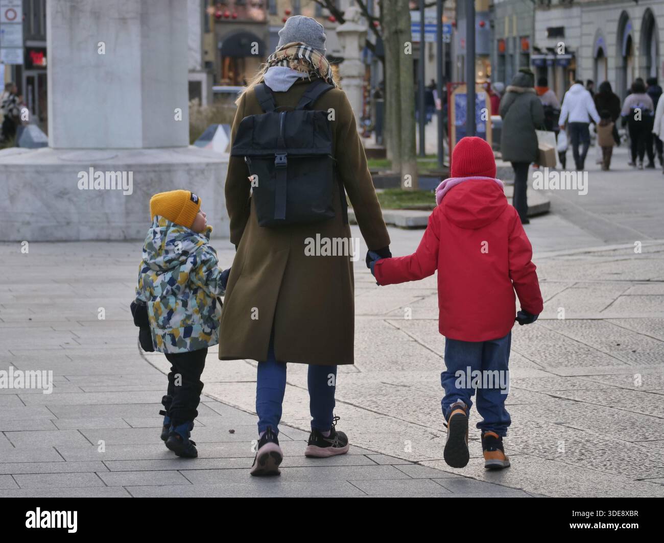 Furs, wool scarves, and coats to face the cold wave in northern Italy ...