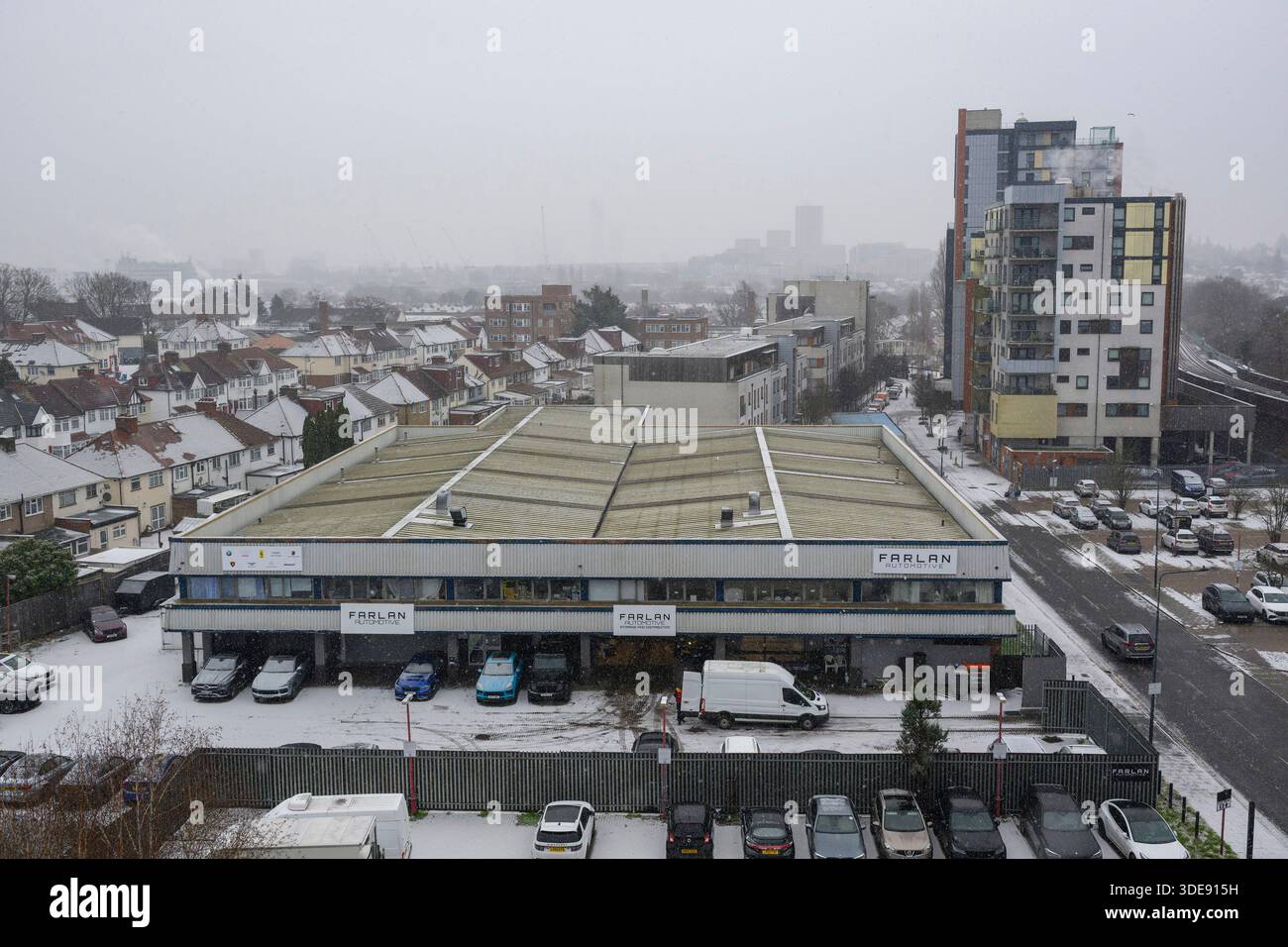 06/01/2026. London, UK Snow has fallen in the Alperton area of North ...