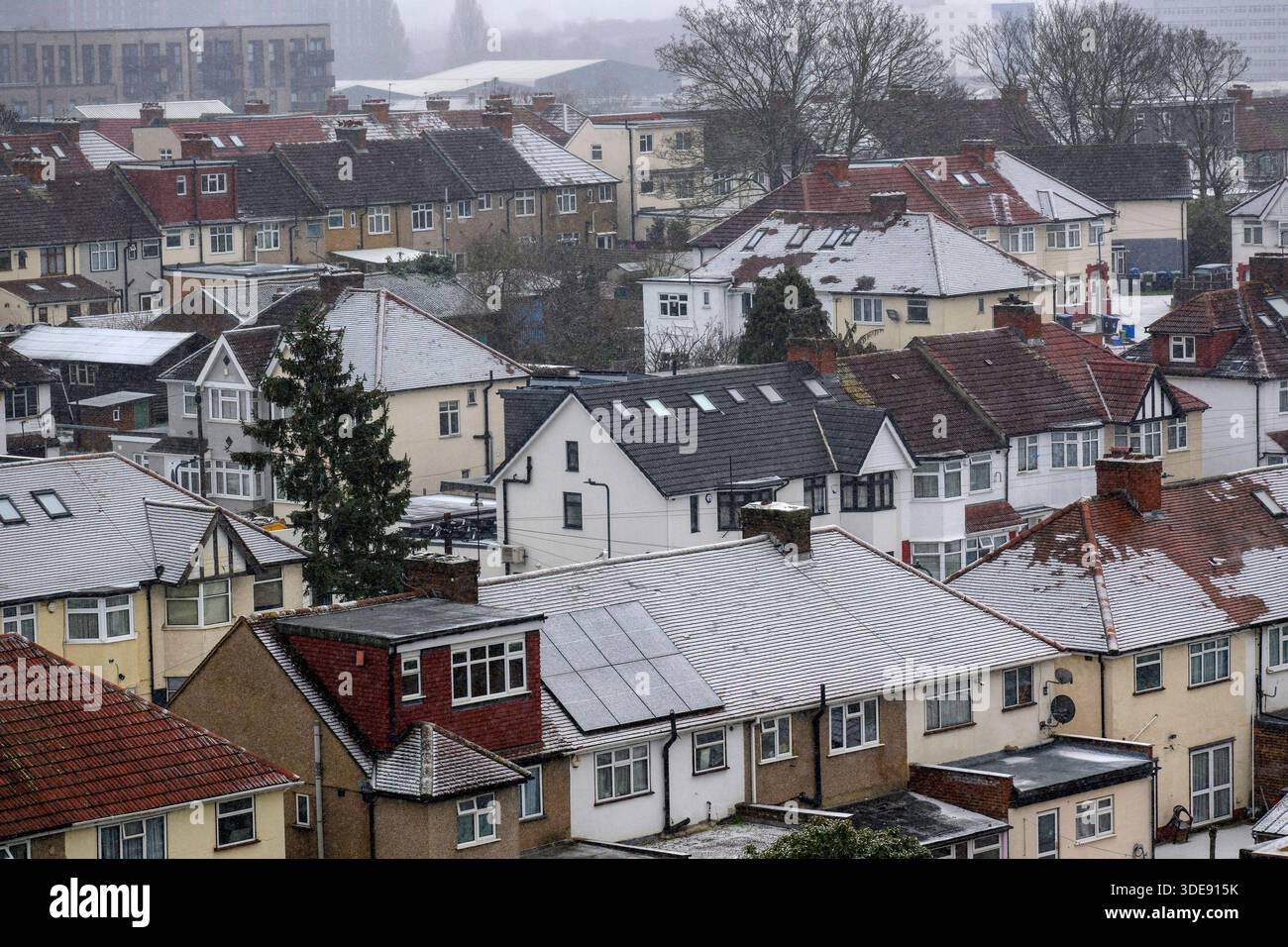 06/01/2026. London, UK Snow has fallen in the Alperton area of North ...