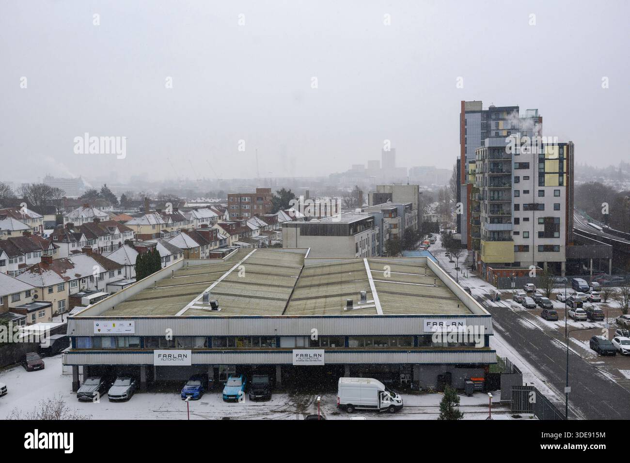 06/01/2026. London, UK Snow has fallen in the Alperton area of North ...