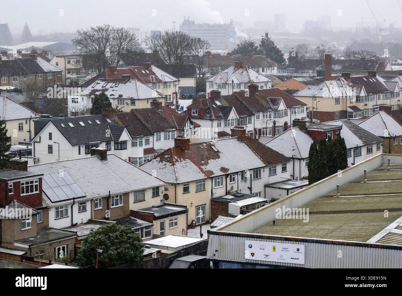 06/01/2026. London, UK Snow has fallen in the Alperton area of North ...