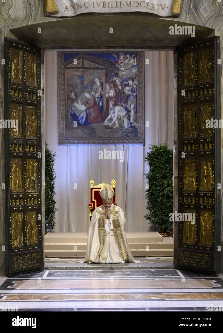Pope Leo XIV closes the Holy Door of Saint Peter's Basilica at the ...