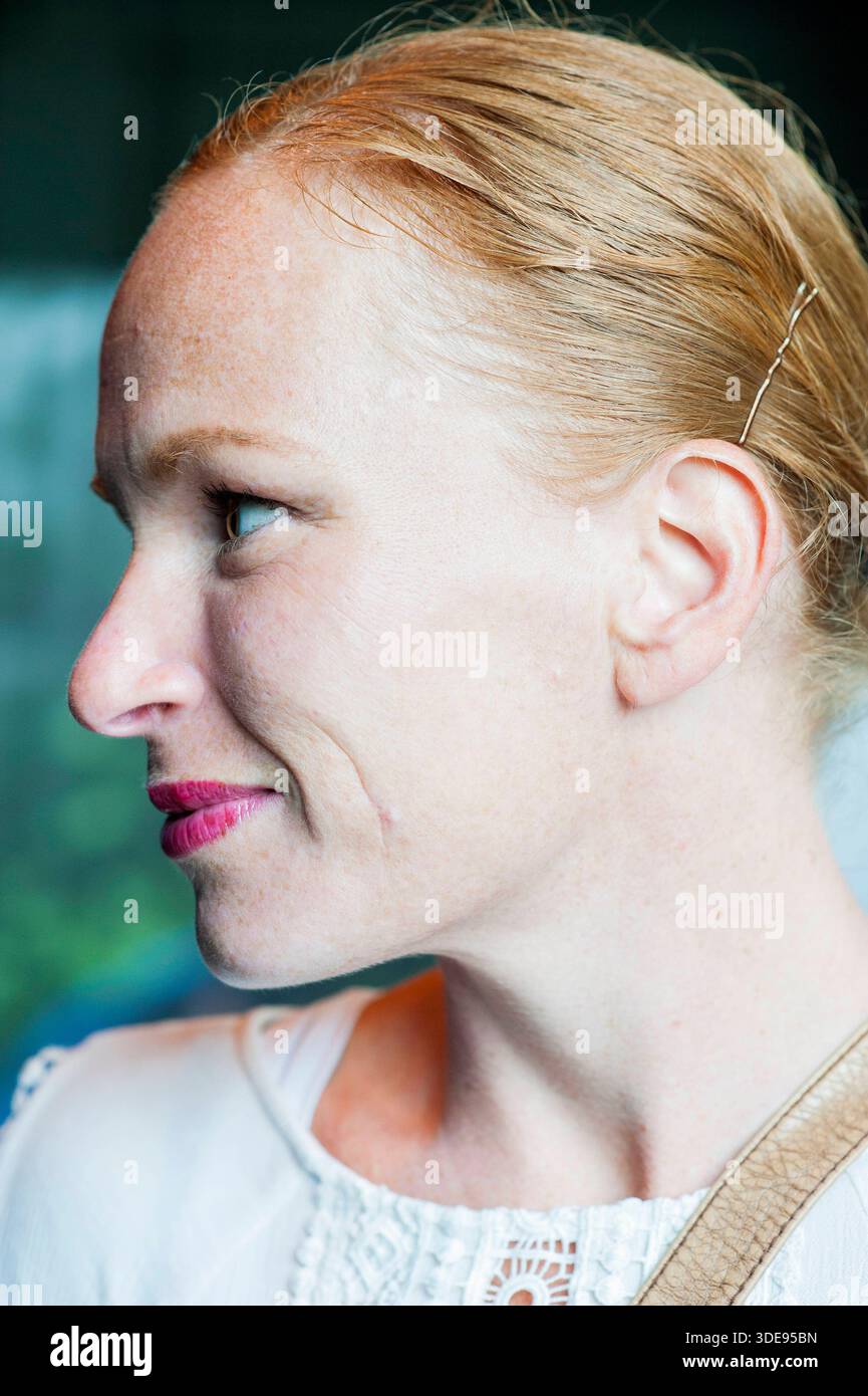 Portrait an profile. Portrait en profile of a readheaded woman. Tilburg ...