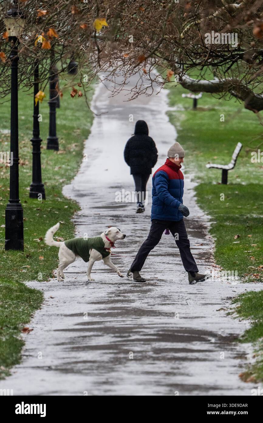 London, UK. 6 Jan 2026. Runners and walkers brave the freezing cold and ...