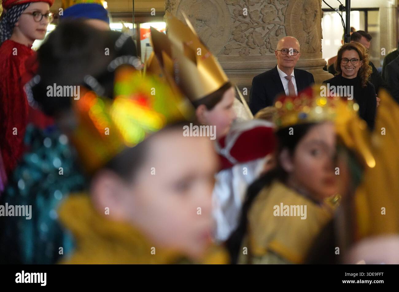 06 January 2026, Hamburg: Catholic carol singers sing for Carola Veit ...