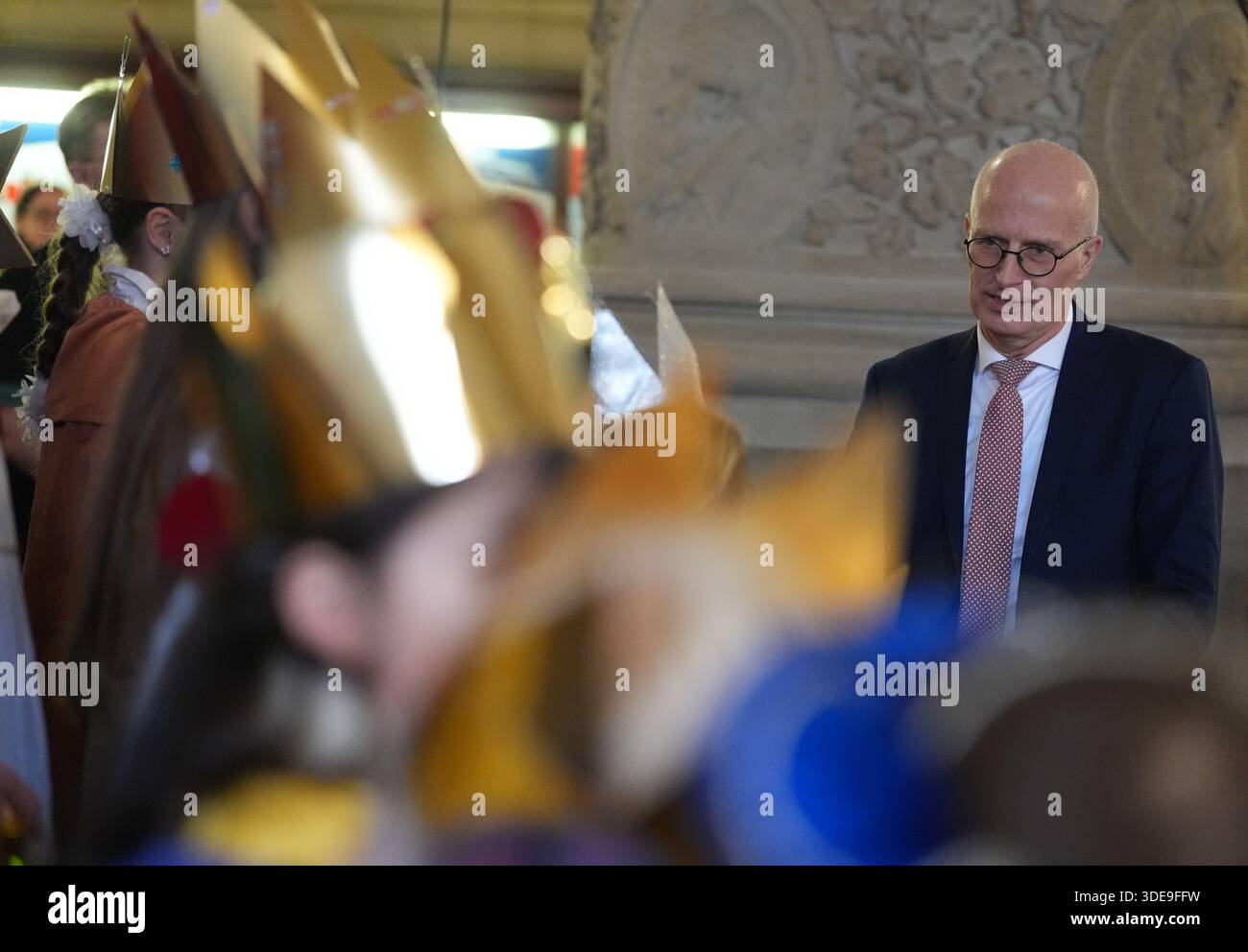 Hamburg, Germany. 06th Jan, 2026. Catholic carol singers talk to Peter ...