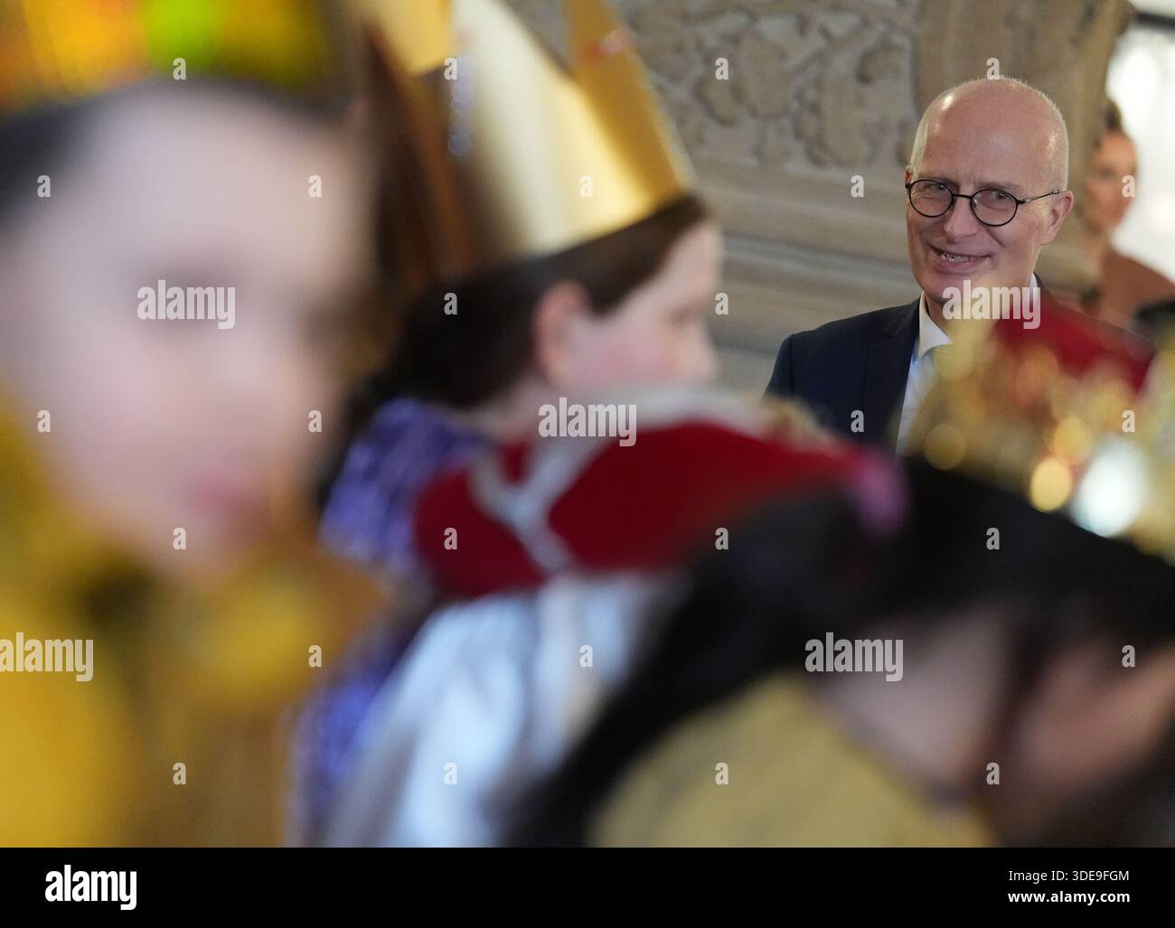 06 January 2026, Hamburg: Catholic carol singers talk to Peter ...