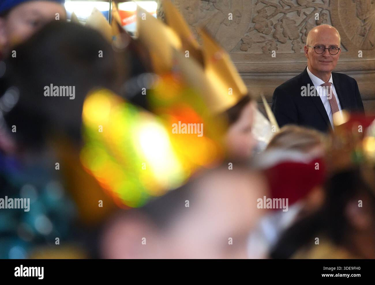 06 January 2026, Hamburg: Peter Tschentscher (r, SPD), First Mayor of ...