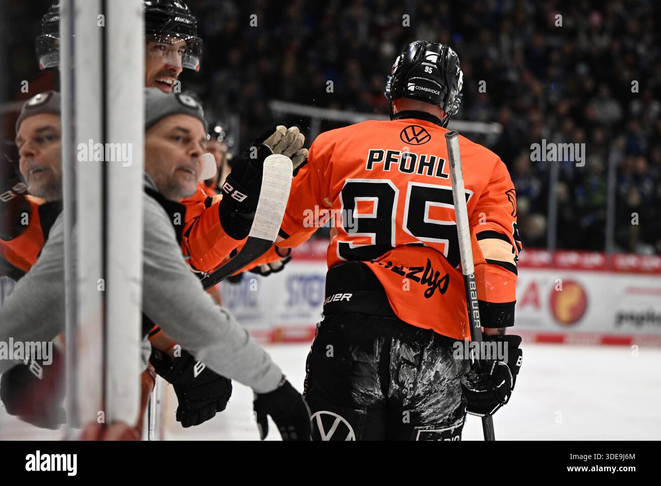 Jubel bei Fabio Pfohl (Grizzlys Wolfsburg) Schwenninger Wild Wings ...