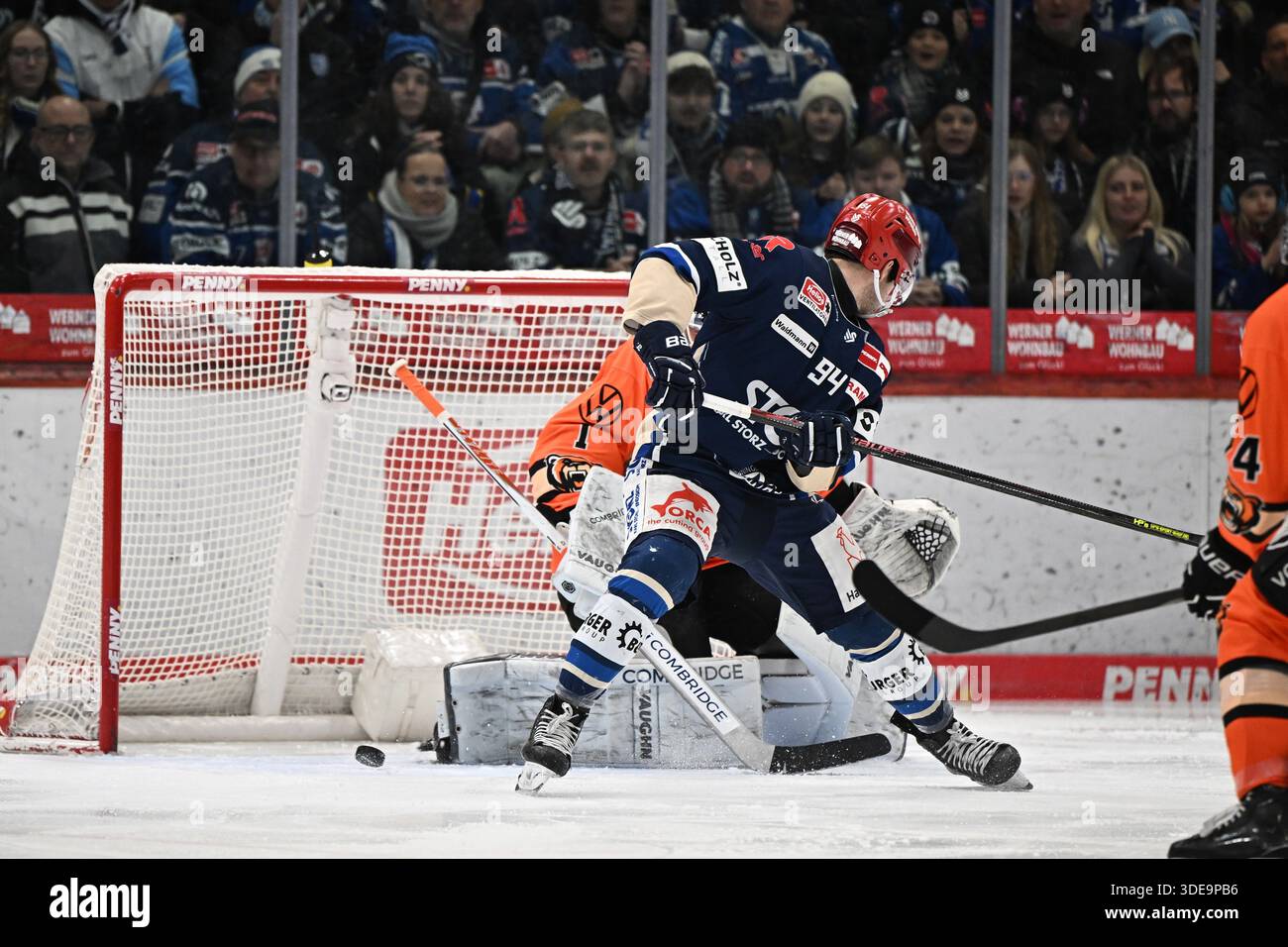 (v.l.n.r.) Dustin Strahlmeier (Grizzlys Wolfsburg) Phil Hungerecker ...