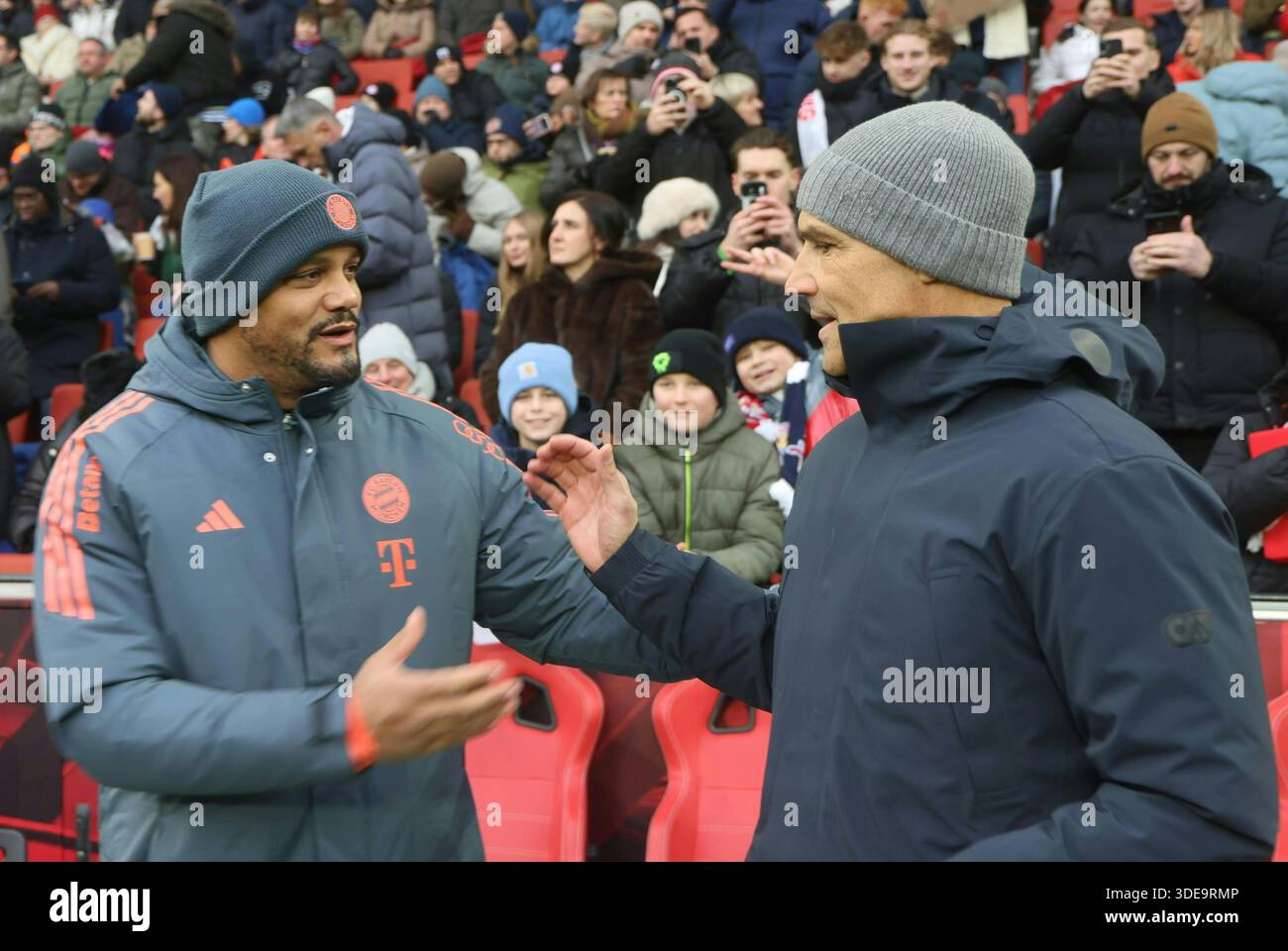 ABD0054 20260106 - SALZBURG - ÖSTERREICH: (v.l.) Cheftrainer Vincent ...