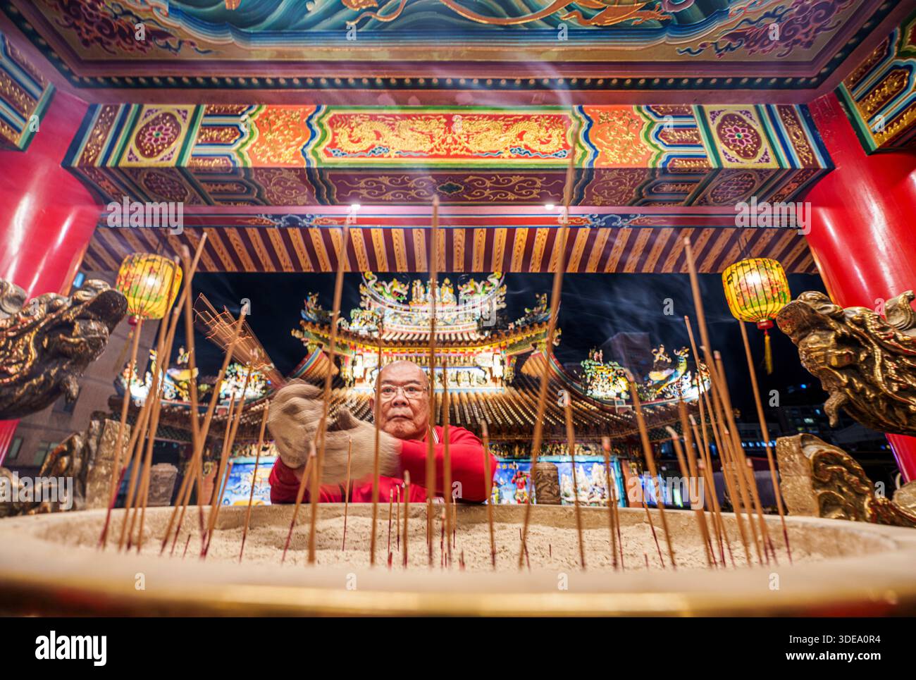 29 November 2024, Taiwan, Taipeh: An employee of the Songshan Ciyou ...
