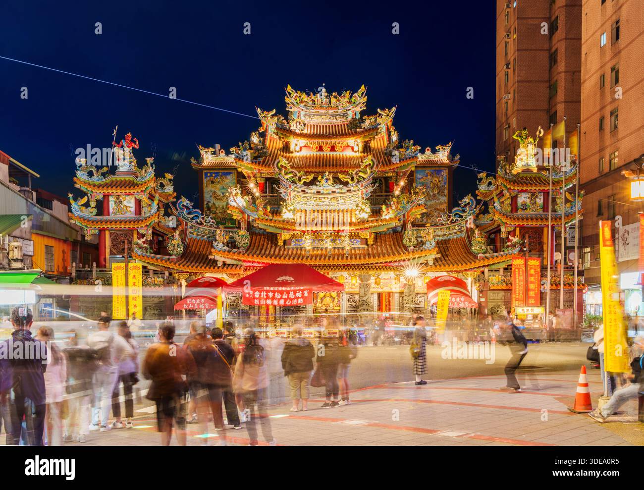 29 November 2024, Taiwan, Taipeh: The Songshan Ciyou Temple is brightly ...