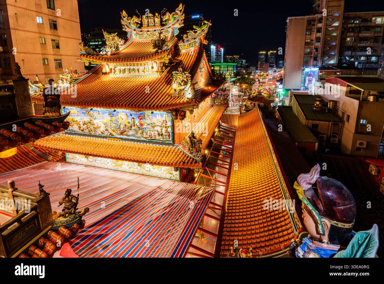 29 November 2024, Taiwan, Taipeh: The Songshan Ciyou Temple is brightly ...