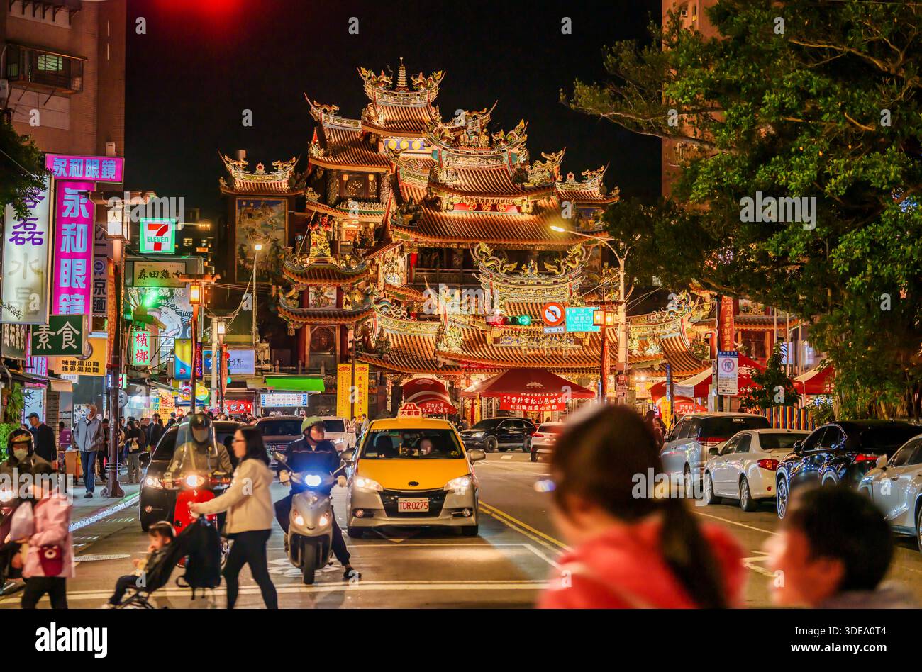 29 November 2024, Taiwan, Taipeh: The Songshan Ciyou Temple is brightly ...