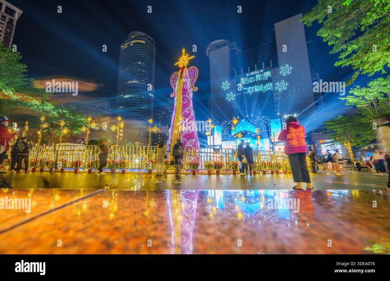 01 December 2024, Taiwan, Taipeh: People visit Christmasland in New ...